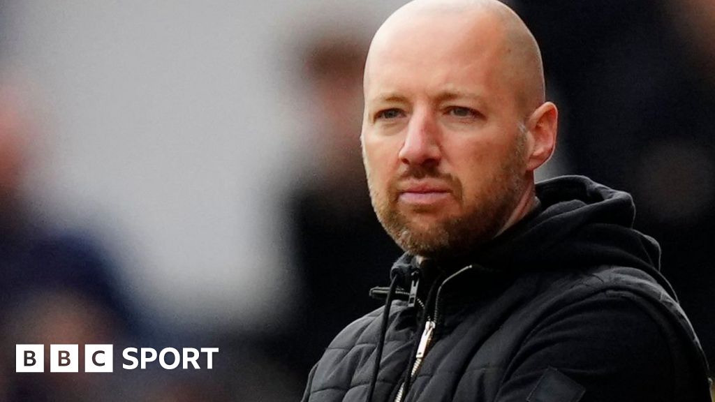 Swindon Town: Ben Garner hails 'camaraderie' behind unbeaten away ...