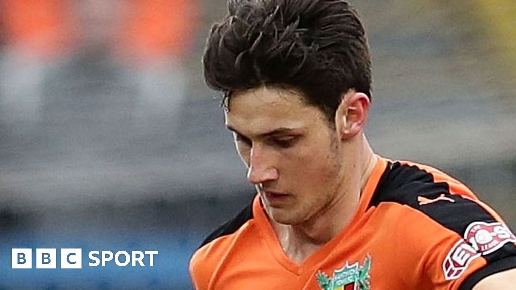 Elliot Osborne: Morecambe sign midfielder from Fleetwood on loan - BBC ...