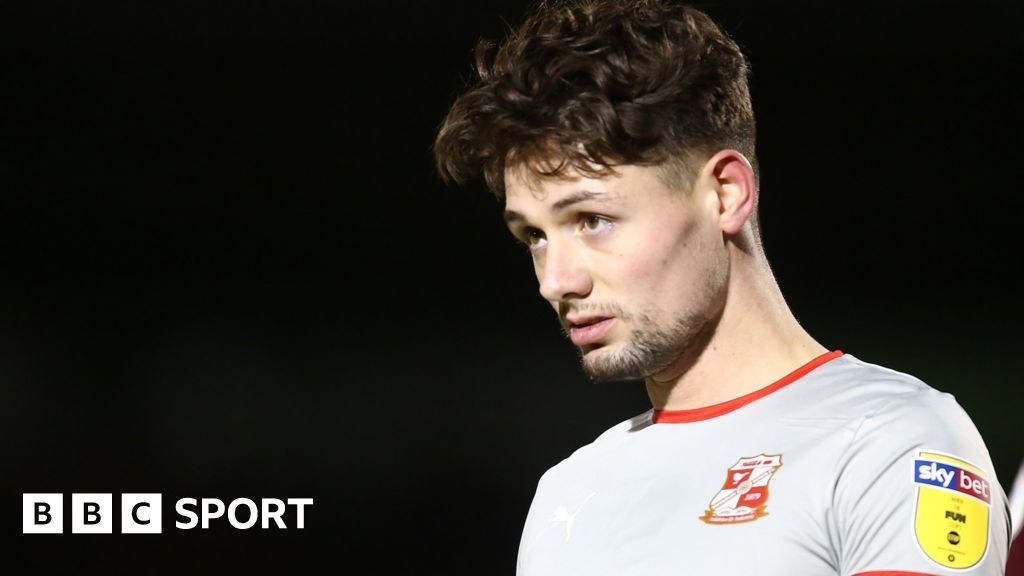 Rob Hunt: Leyton Orient sign defender after Swindon Town departure ...