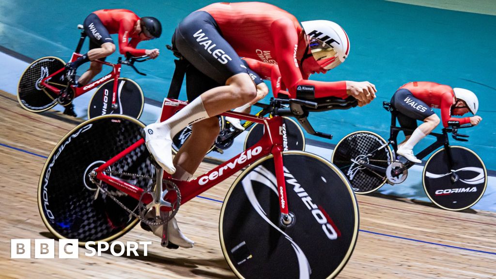 Welsh teenagers light up home cycling championships - BBC Sport