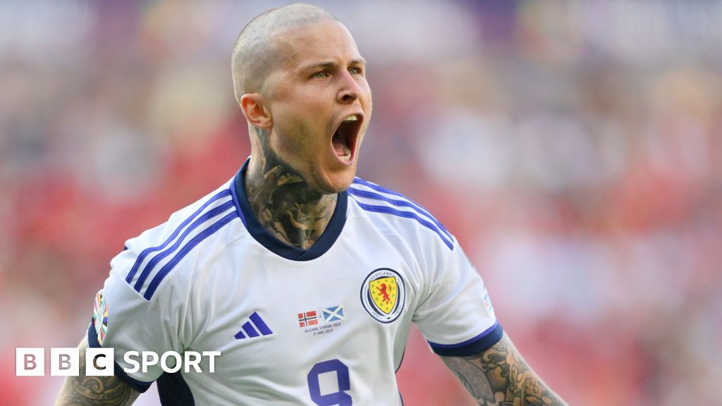 Lyndon Dykes: Scotland striker extends Queens Park Rangers deal - BBC Sport