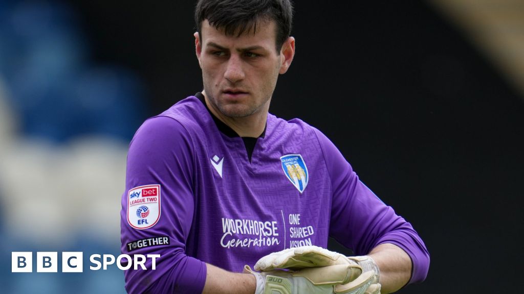 Tom Smith: Colchester United re-sign former Arsenal goalkeeper - BBC Sport