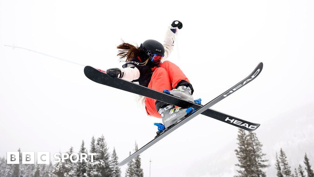 Freeski World Cup: Britain's Zoe Atkin wins halfpipe bronze - BBC Sport