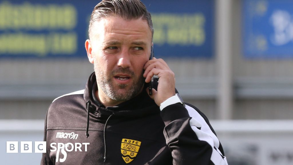 Jay Saunders: Maidstone United boss extends contract - BBC Sport