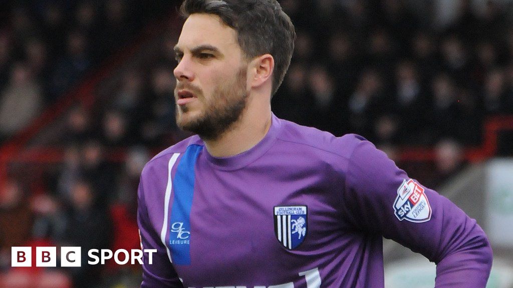 Crawley Town sign goalkeeper Glenn Morris as player-coach - BBC Sport