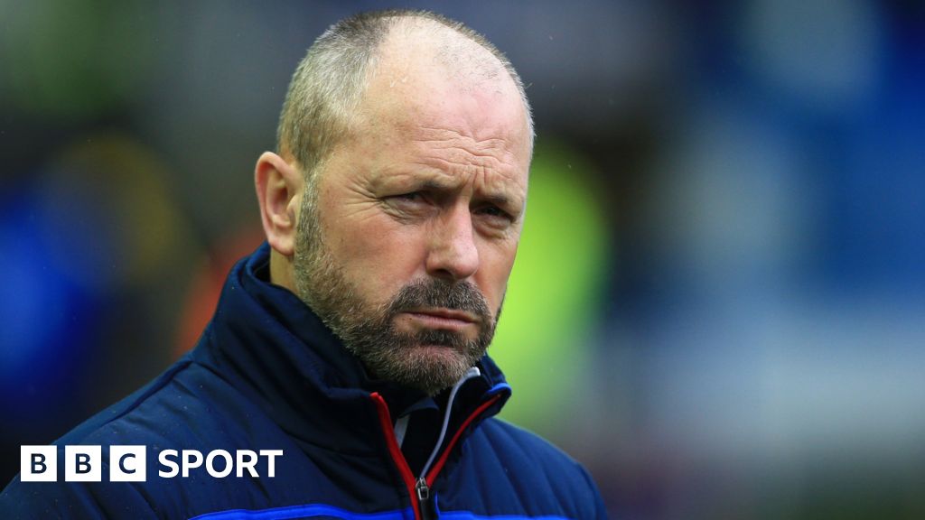 Reading boss Mark Bowen and chief executive Nigel Howe to defer wages ...