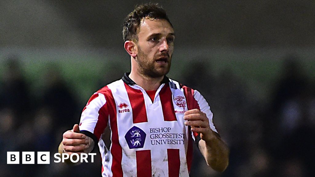 Neal Eardley: Burton Albion sign defender following Lincoln City ...