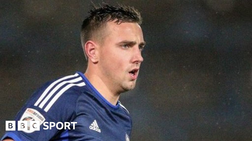 FC Halifax Town 2-0 Wrexham - BBC Sport