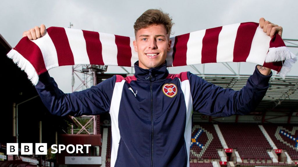 Robbie Muirhead: Hearts sign forward on one-year deal - BBC Sport