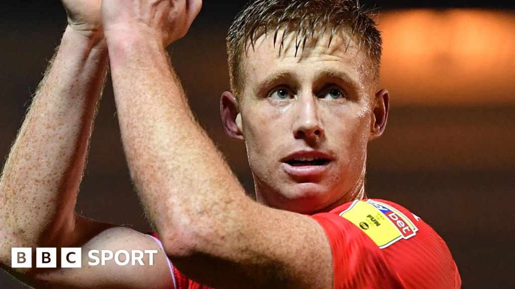 Swindon Town: Eoin Doyle offered new deal by League Two champions - BBC ...
