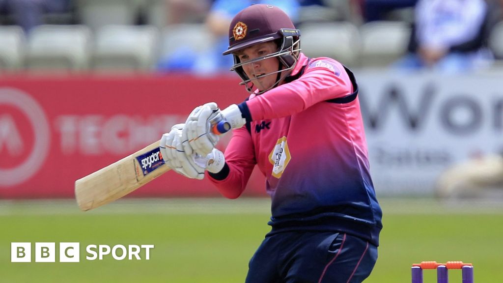Rob Newton: Northants batsman signs new one-year contract - BBC Sport