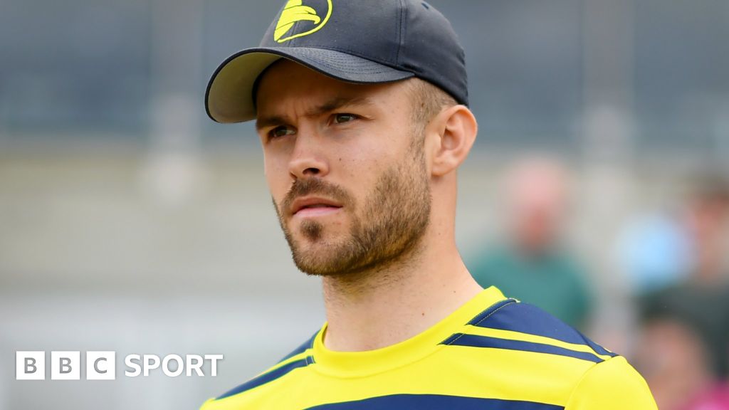 Lewis McManus: Hampshire wicketkeeper agrees contract extension - BBC Sport