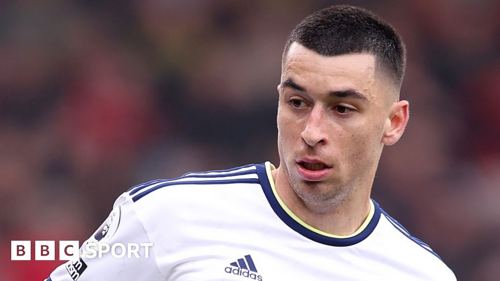 Marc Roca: Leeds United loan midfielder to Real Betis - BBC Sport