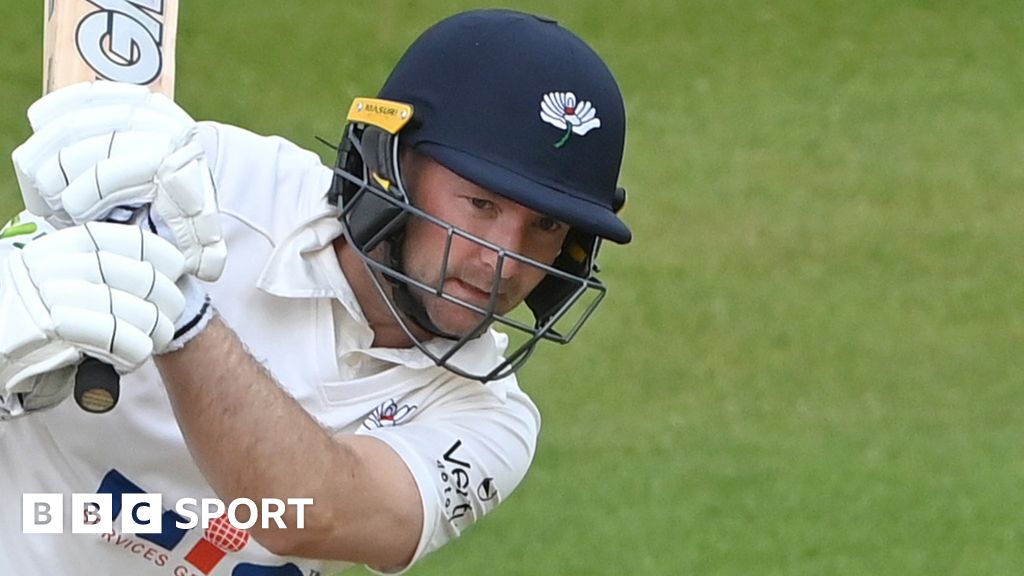 Adam Lyth: Yorkshire batter signs three-year contract extension - BBC Sport