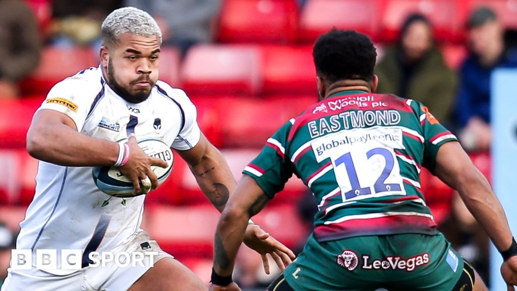 Ollie Lawrence: Worcester Warriors centre signs extended contract - BBC ...