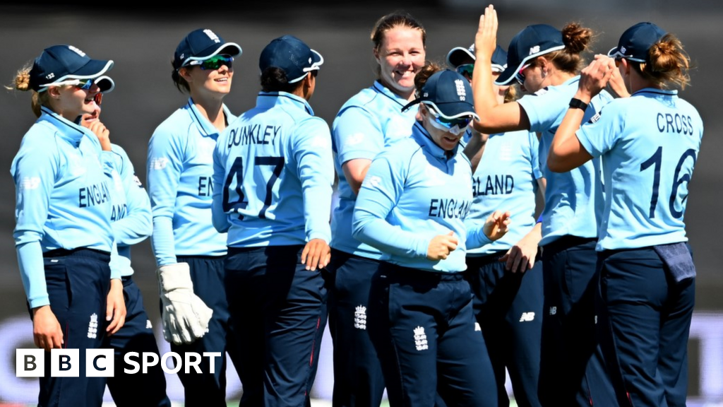 Cricket World Cup: England beat India to keep hopes alive - BBC Sport