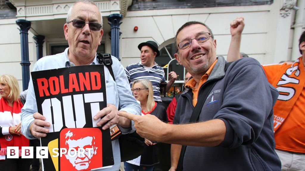 EFL protests: Charlton Athletic & Blackpool supporters demonstrate over ...