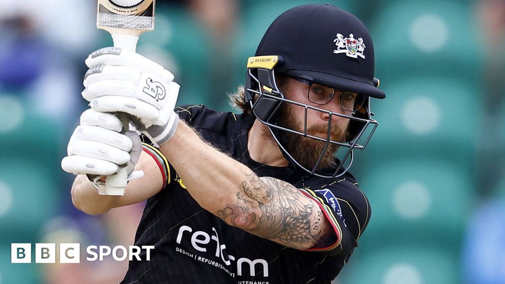 Chris Dent: Gloucestershire batter extends contract to 2026 - BBC Sport