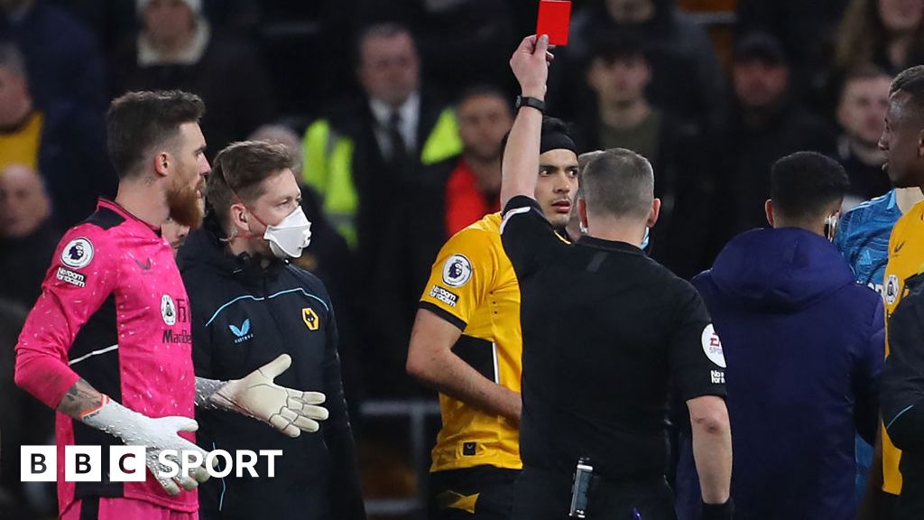 Wolves face long fortnight to recover from Molineux debacle - BBC Sport