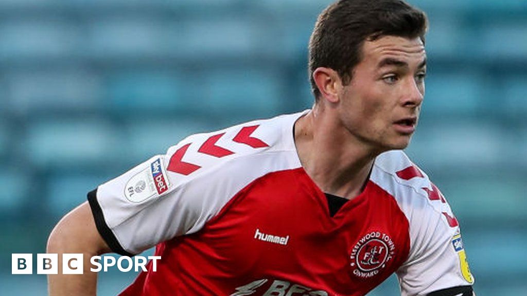 Nathan Sheron: Fleetwood midfielder moves to St Mirren on loan - BBC Sport