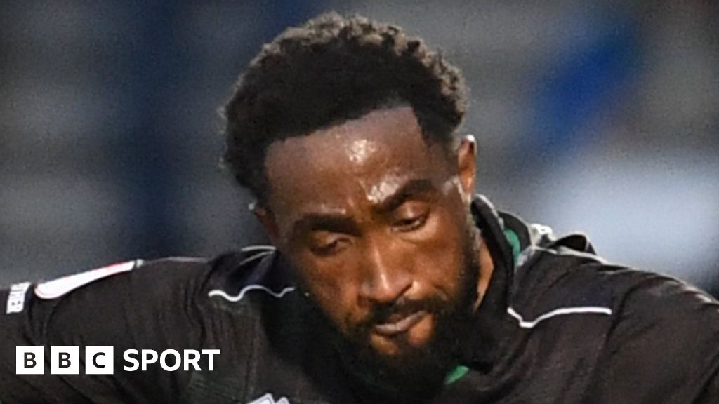 Manny Monthe: Northampton Town sign former Walsall defender - BBC Sport