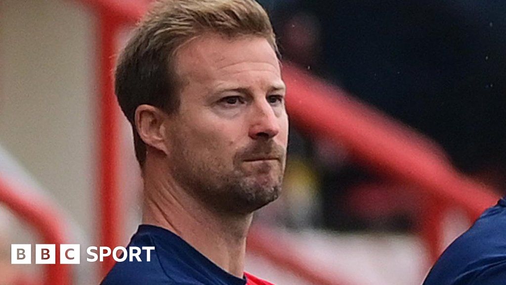 Wade Elliott: Cheltenham boss says forwards lack confidence amid ...
