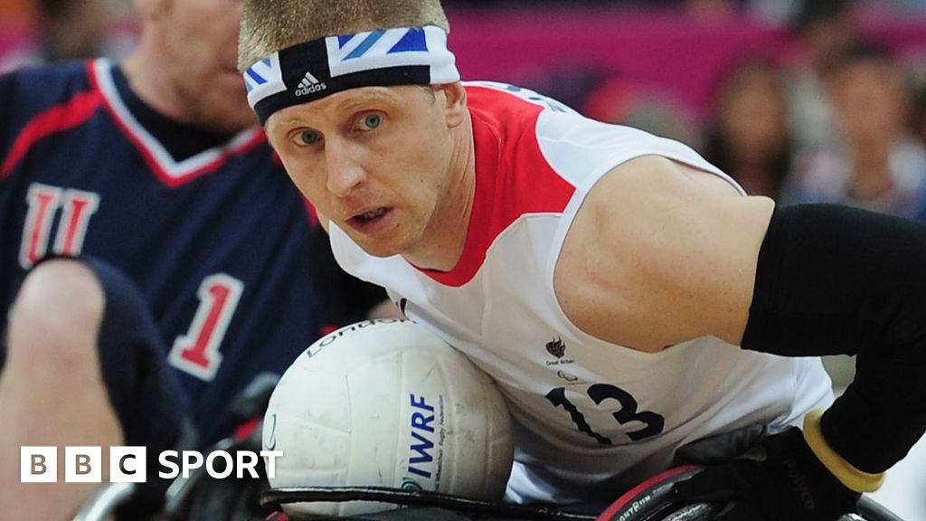 Aaron Phipps: Paralympian climbs Mount Kilimanjaro 'on hands and knees ...