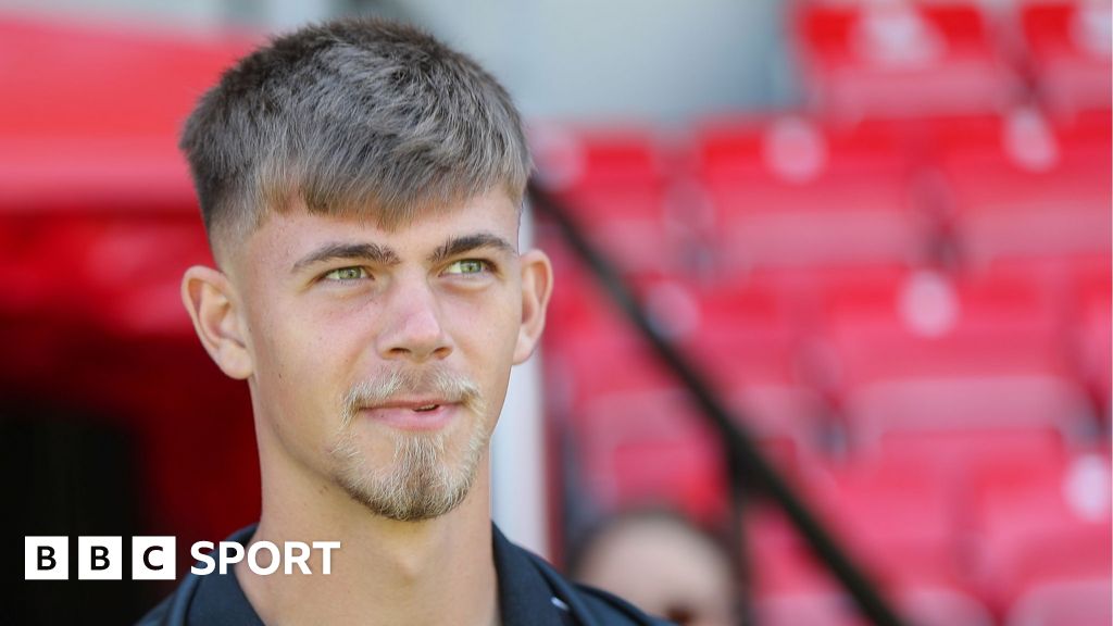 Tom Booth: Crewe Alexandra goalkeeper signs new two-year deal - BBC Sport