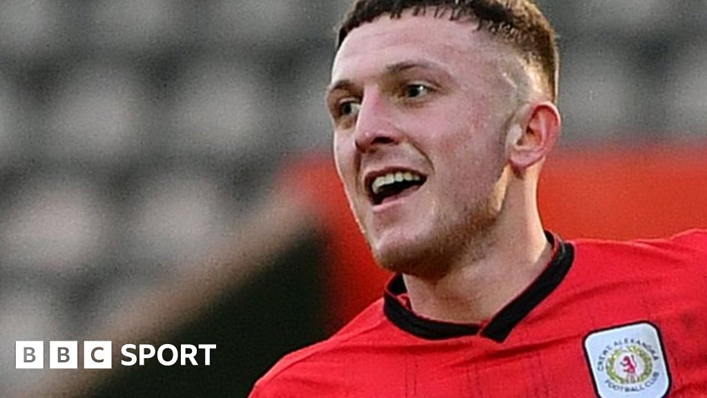 Oliver Finney: Crewe Alexandra midfielder signs new contract - BBC Sport
