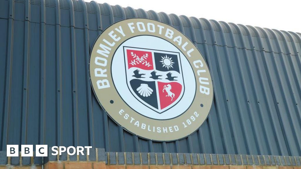 Sam Long: Goalkeeper joins Bromley from Lincoln City - BBC Sport