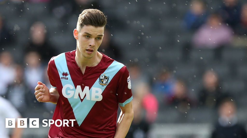 Sam Hart: Rochdale sign defender on loan from Blackburn Rovers - BBC Sport