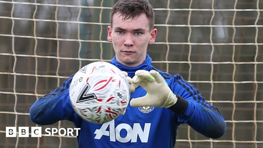 Matej Kovar: Manchester United keeper joins Swindon on loan - BBC Sport