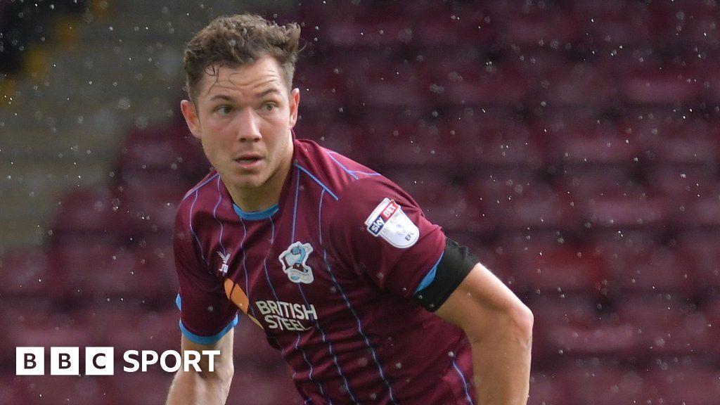 Tom Hopper: Southend sign Scunthorpe striker on three-year deal - BBC Sport