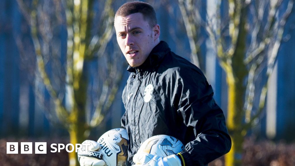 Scott Gallacher: Hibs sign goalkeeper until summer - BBC Sport