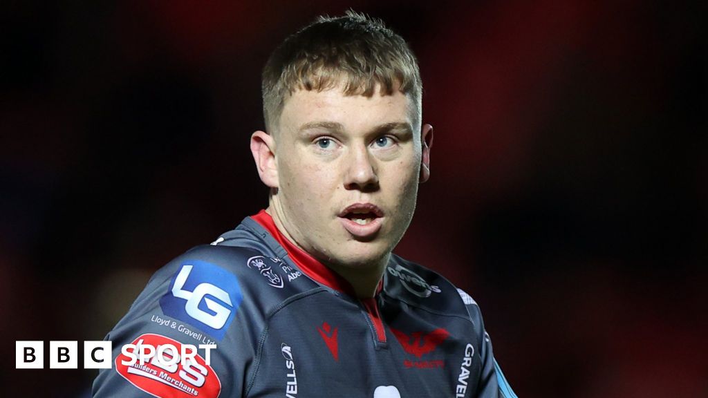 Sam Costelow: Fly-half signs new Scarlets contract - BBC Sport