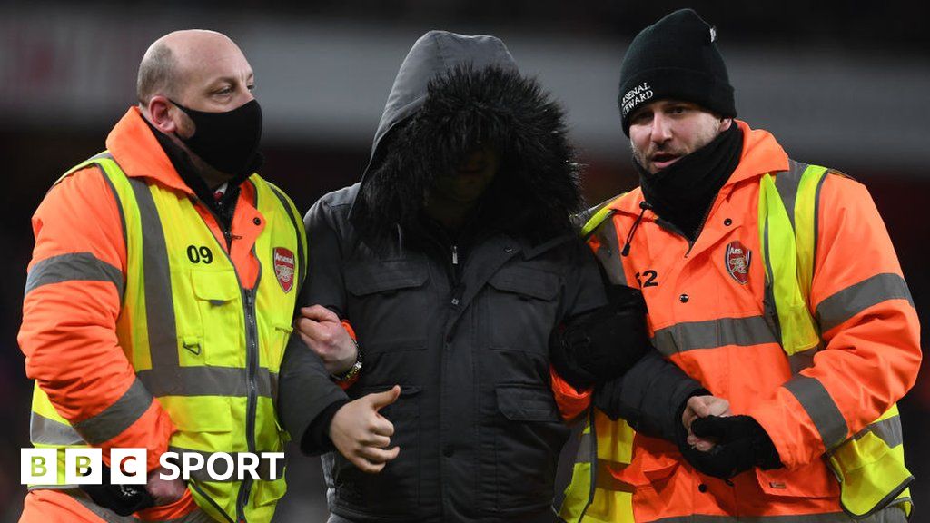 Arsenal warn pitch invaders at Emirates Stadium will be banned - BBC Sport