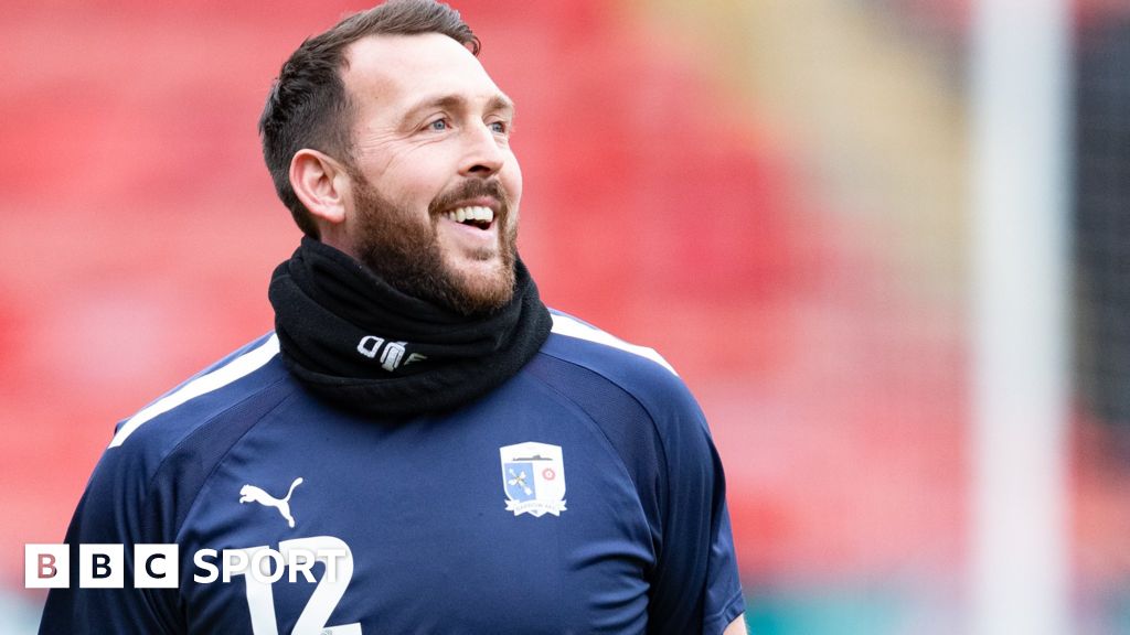 Josh Lillis: Barrow player-coach signs new one-year deal - BBC Sport