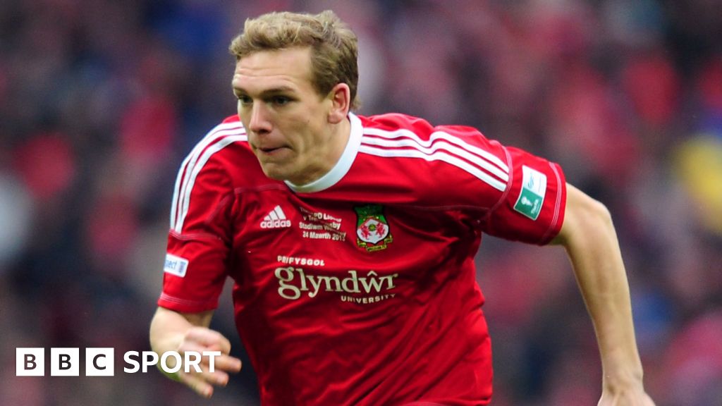 Danny Wright: Cheltenham Town sign former Kidderminster striker - BBC Sport