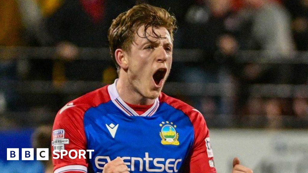 Irish Premiership: Linfield go top after last-gasp 2-1 win over ...