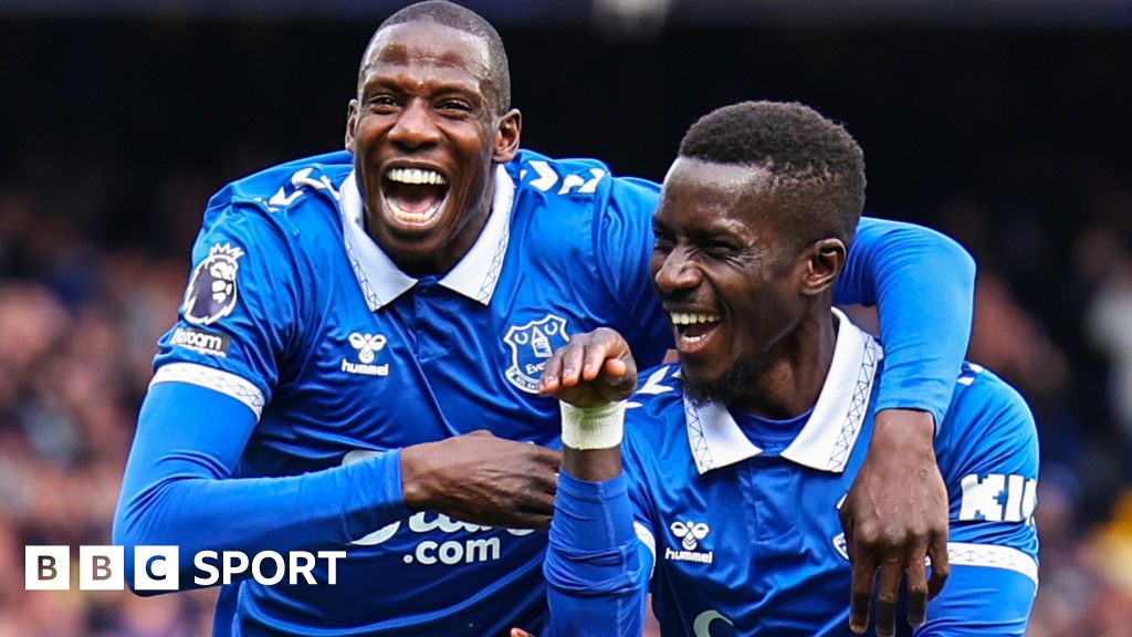 Everton 2-0 Nottingham Forest: Hosts win Premier League relegation six-pointer - BBC Sport