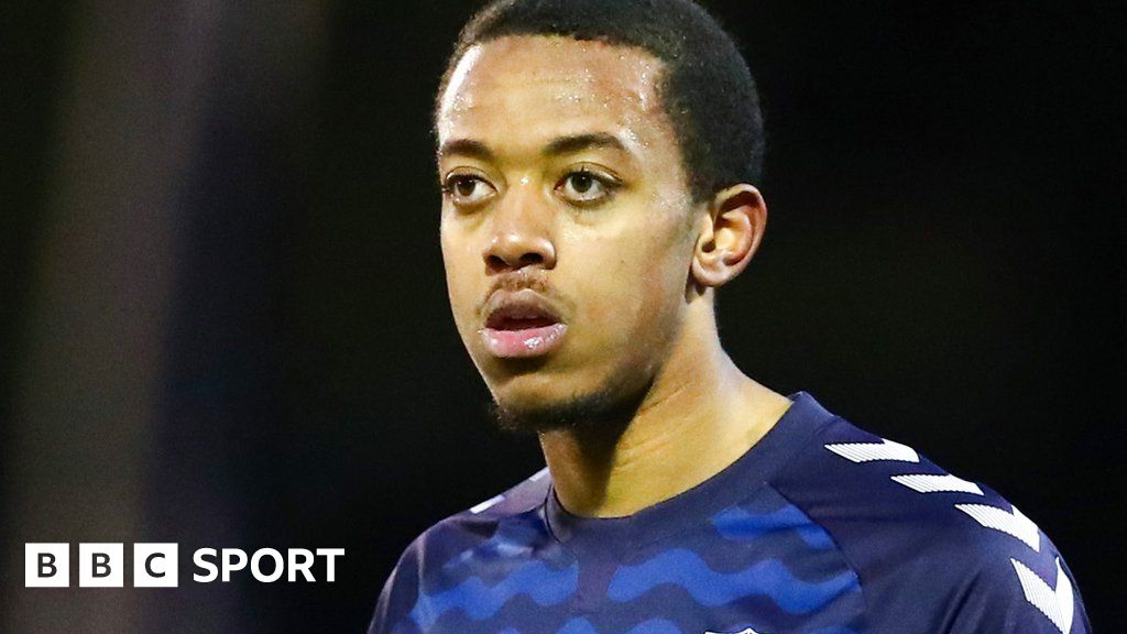 Shaun Hobson: Southend United centre-back signs new two-year deal - BBC ...