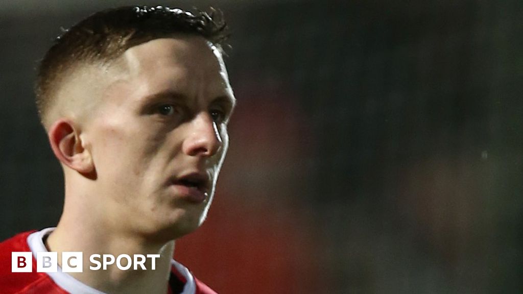 Ash Hunter: Fleetwood Town winger rejoins Salford City for undisclosed ...