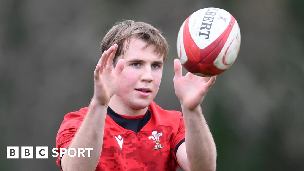 Ioan Lloyd: Wales international to join Scarlets from Bristol - BBC Sport