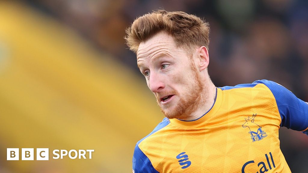Stephen Quinn: Veteran midfielder signs new Mansfield Town contract ...