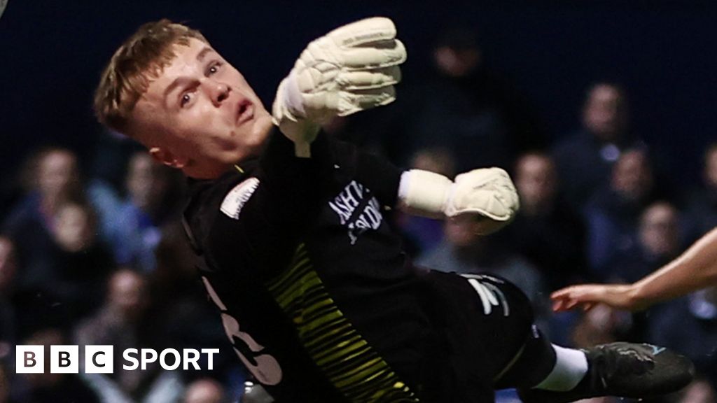 Murphy Mahoney: Swindon Town sign QPR goalkeeper on season-long loan ...