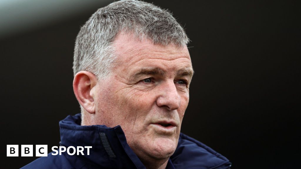 Liam Kearns: Offaly football manager dies suddenly - BBC Sport