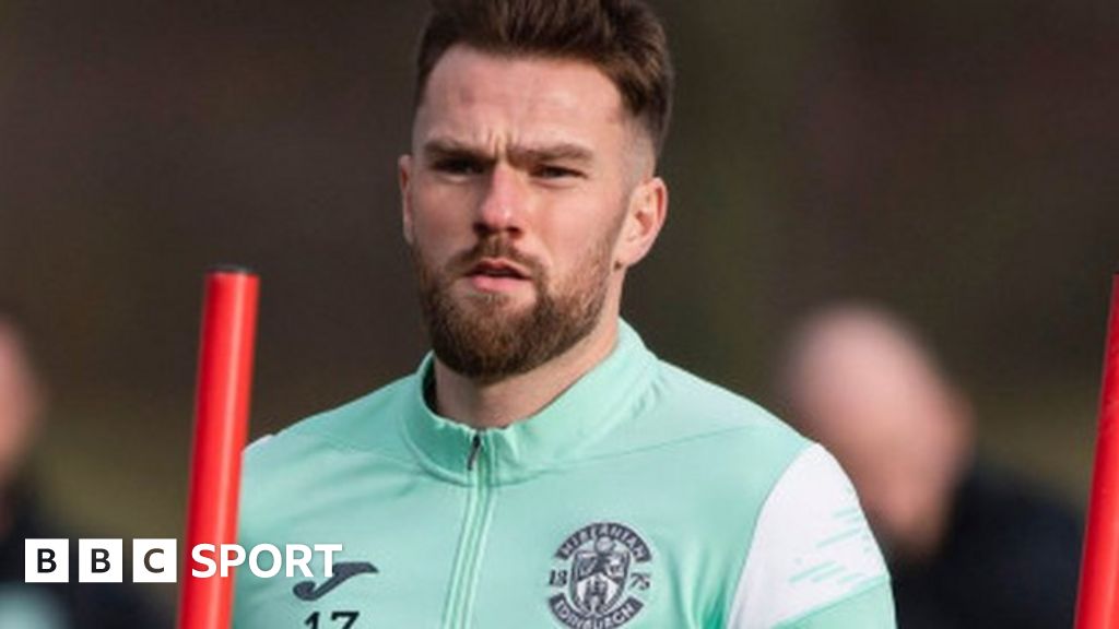 Michael Devlin joins Hibernian on short-term deal - BBC Sport