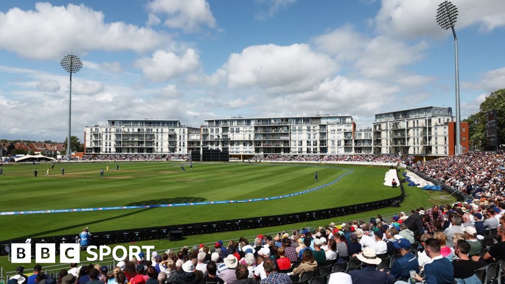 Dom Goodman: Gloucestershire seamer signs new contract - BBC Sport