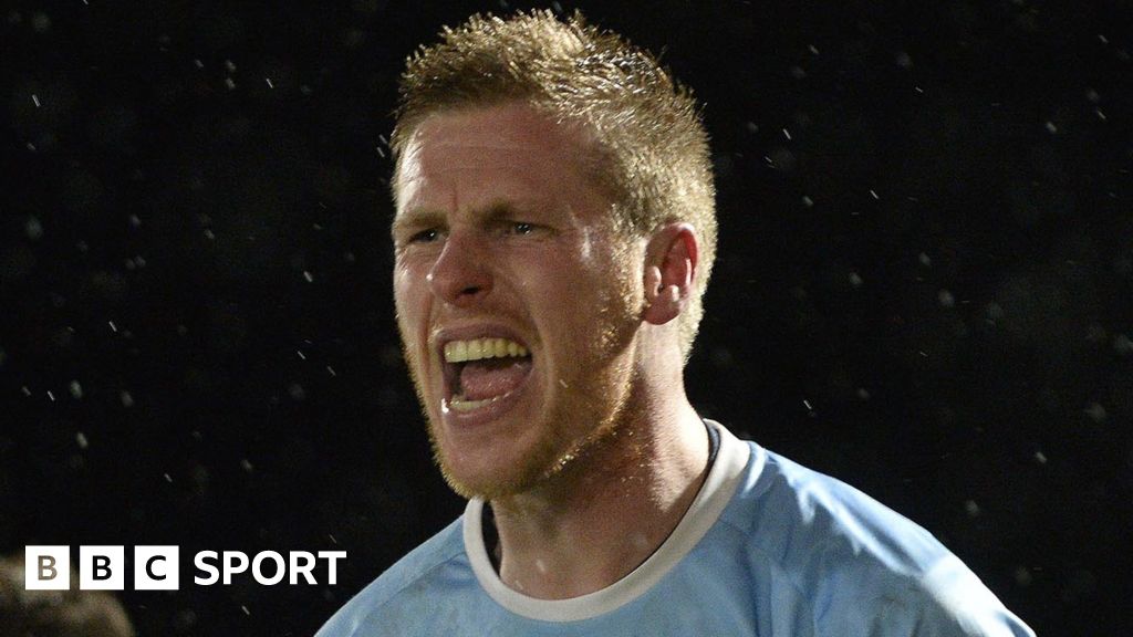 Portadown sign striker Darren Henderson on one-year deal - BBC Sport