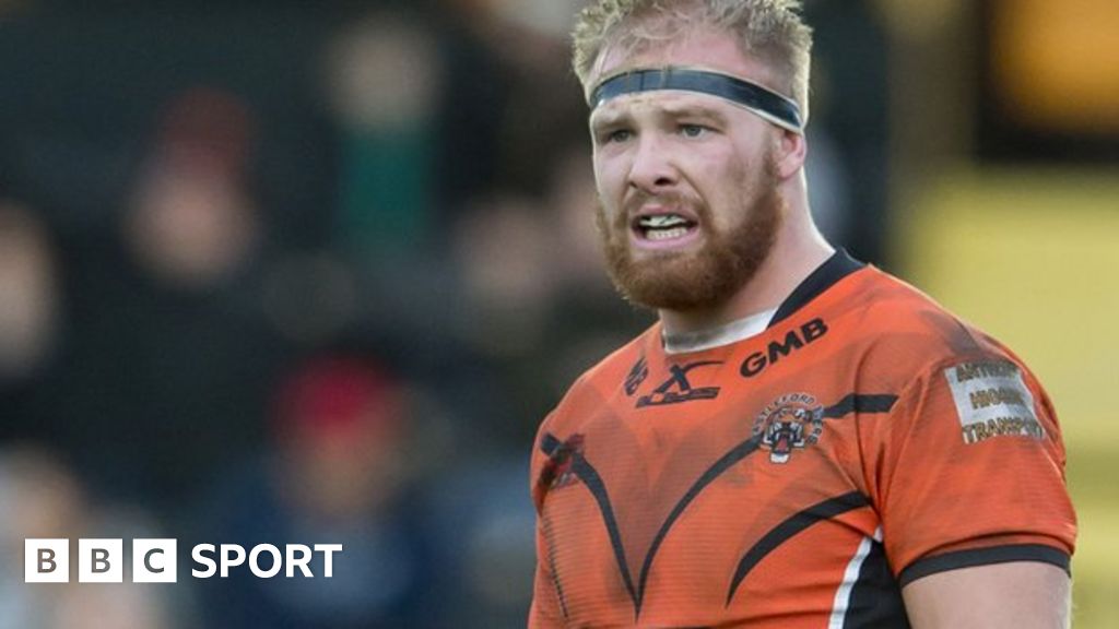 Oliver Holmes: Castleford Tigers forward signs new deal - BBC Sport